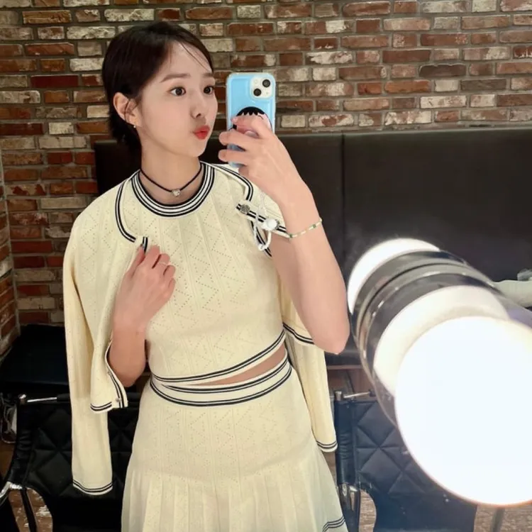 Content 채수빈 인스타그램 가디건·슬리브리스 ·스커트 Walaland왈라랜드