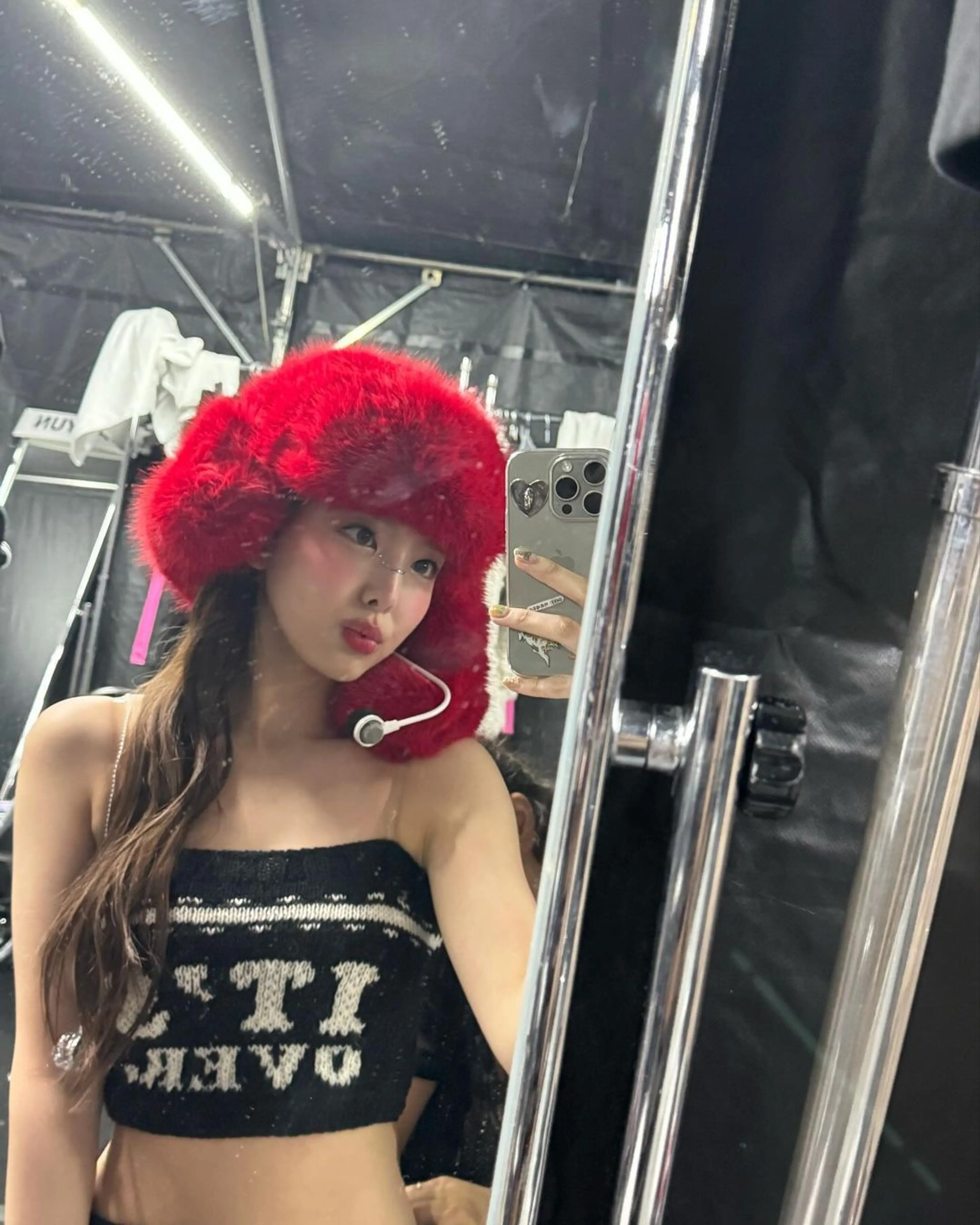 Content 트와이스 나연 인스타그램 슬리브리스니트·미니스커트 Walaland왈라랜드