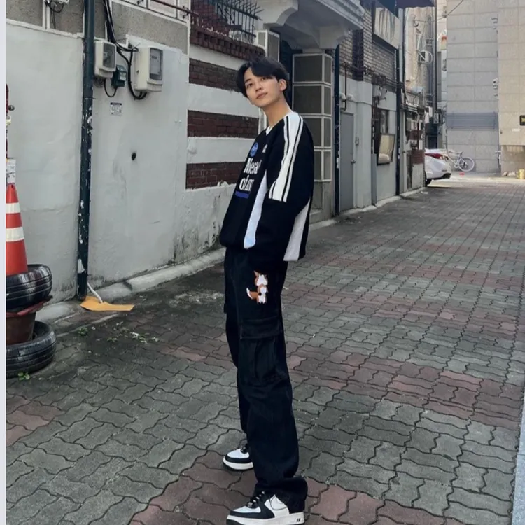 Content 세븐틴 정한 인스타그램 V넥 맨투맨 Walaland왈라랜드