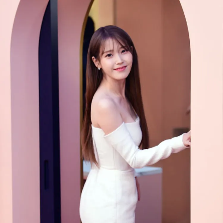 Content 아이유 에스티로더 팝업행사 오프숄더 드레스 Walaland왈라랜드