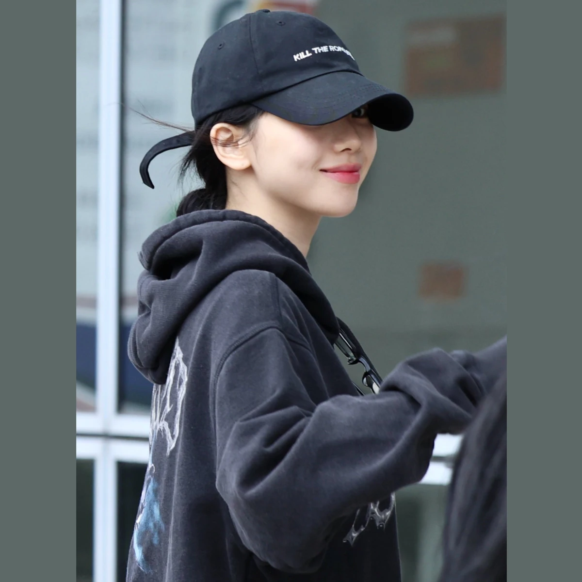 Content 에스파 카리나 공항패션 블랙 볼캡 Walaland왈라랜드